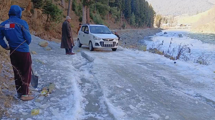 Gurez roads freeze as temperature dips to minus - Current Matters